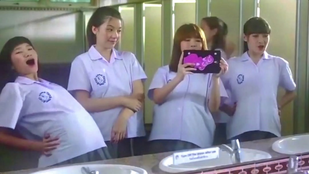 一所奇葩学校,女生不能上厕所,谁的肚子憋的大谁就成绩好!