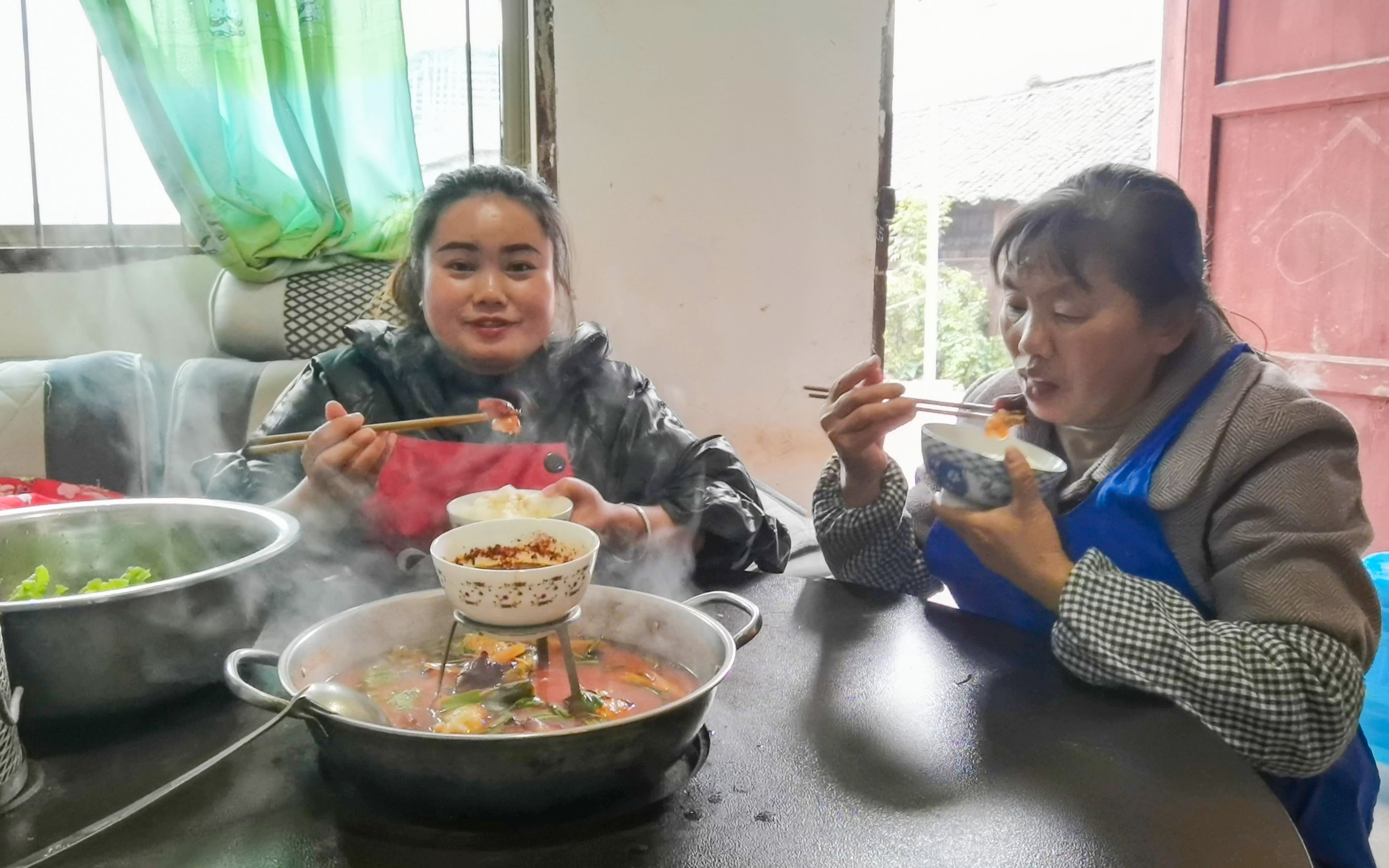 贵州酸汤脆皮猪脚,配朝天椒做的蘸水,味道堪称一绝