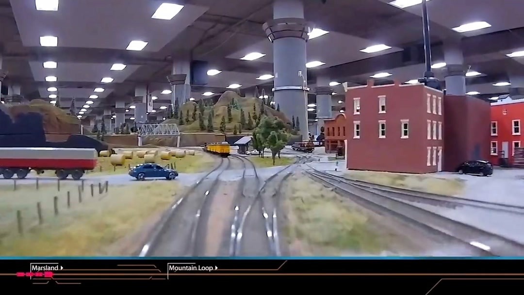 模型火车上按照摄像机从第一视角看去,周围都是巨人