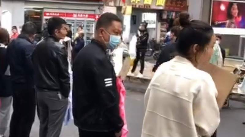 广州招工老板街头排队被挑:年轻人不愿入行 宁做散工不做长工