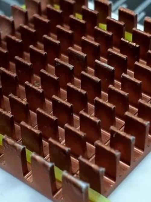 第一次见这样的小风扇,安装半导体制冷片,一键打开降温,很凉爽