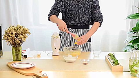 怎么用微波炉烤蛋糕_戚风蛋糕做法_蛋糕宝宝_