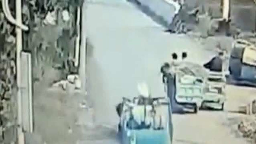 小美女骑电动车被卡车撞了,看着都让人心疼!