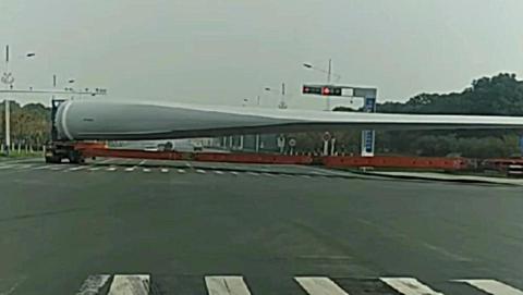 重型卡车拉着60米长翅膀, 海上风塔风力发电螺旋桨的桨叶