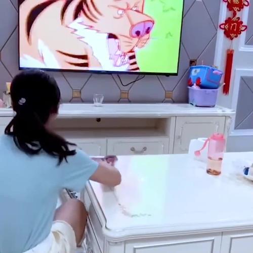 擦桌子的最高境界,为了能多看一会电视,这一举动真是太搞笑了
