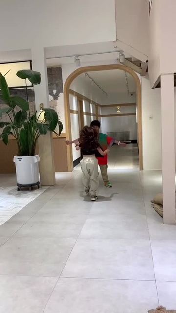 33你又重了,程程越来越抱不动了张轶程 来接33吃饭的程程也太有爱了