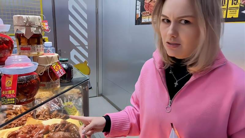 乌克兰中国媳妇撤离老家,一边哭一边感谢中国!外国赞叹中国团结