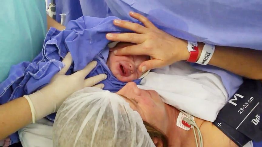 产房实拍婴儿出生过程,见到宝宝后妈妈一直爱怜的摸着他的小脸!