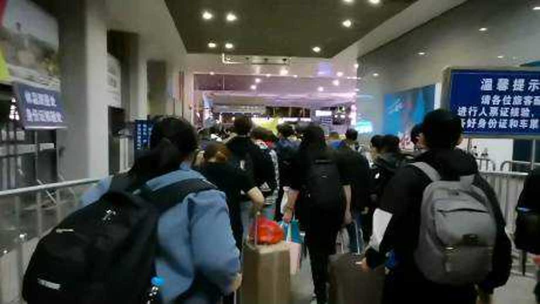 实拍厦门北站晚上10点的现状,人山人海来到厦门