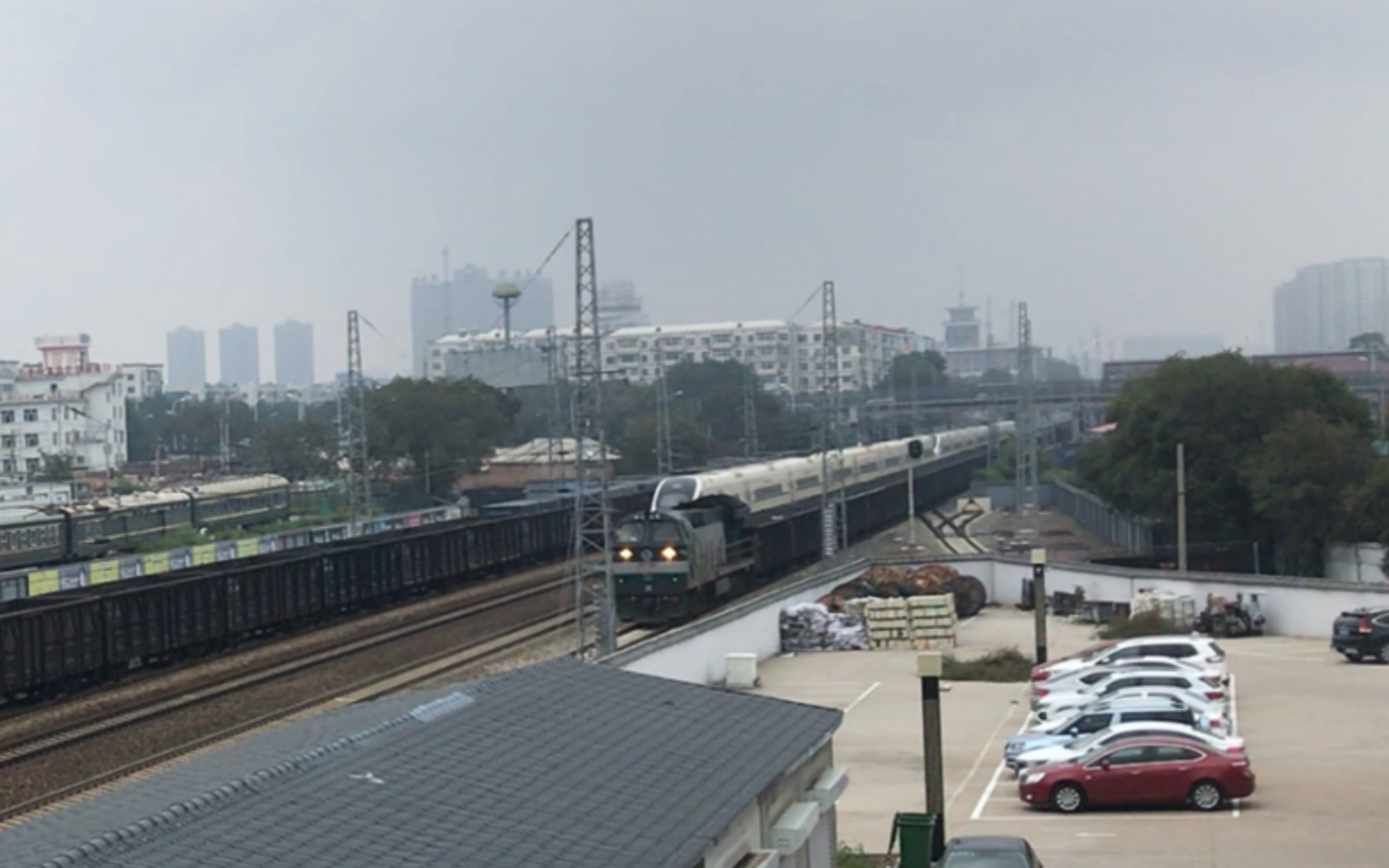 CRH5A动车组与HXN5货列会车 齐南场下行正线D6907次通过与上行...