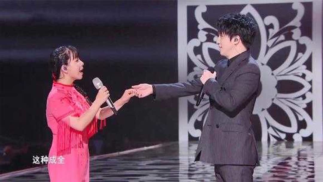 薛之谦真会玩,与王二妮合唱陕西话版《演员》,一开口笑喷了!