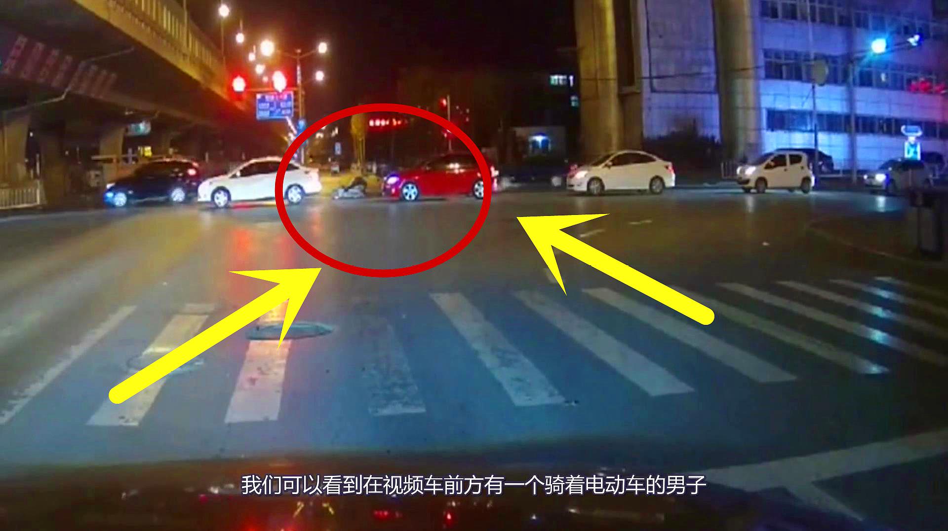 电动车悠哉游哉闯红灯,完全没把汽车当回事,被撞了!