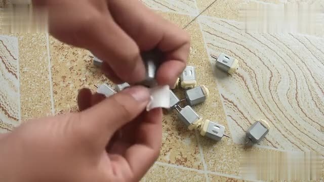 20个"玩具马达"串联,接在排插上,会发生什么呢?