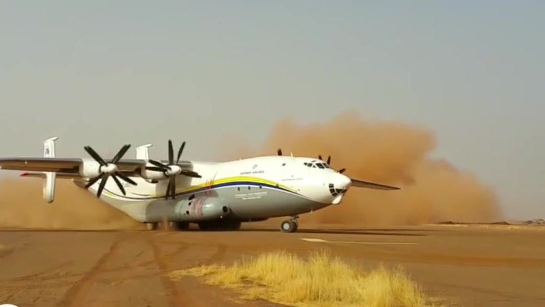 世界最大螺旋桨飞机你见过么 着陆在未铺设的跑道上