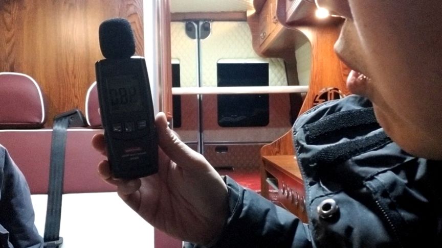 分贝仪测试房车噪音问题!