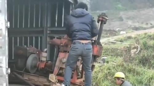 两根管子的用处,就这样竖在车边,机子轻松上车