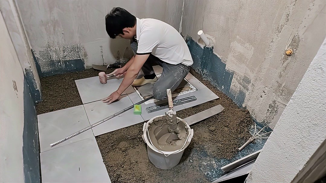 家装贴瓷砖,瓦工小师傅贴卫生间地板砖过程,看完你学会了吗?
