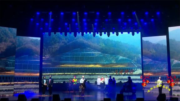 感人!新县春晚情景朗诵《与你同行》!