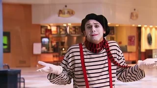 国外小丑在商场表演,结果意外发生了,滑稽的小丑逗乐了路人