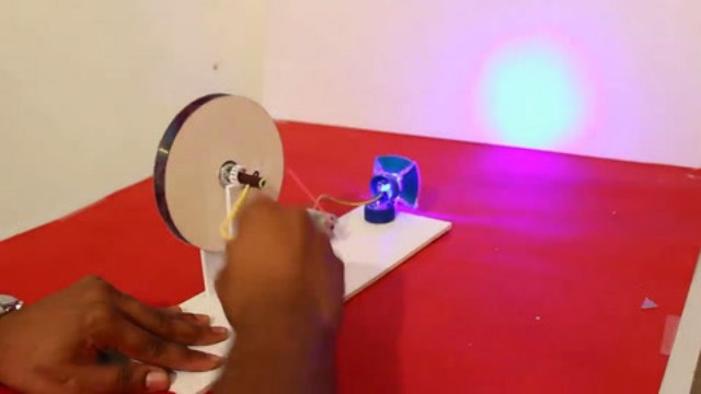 手工制作投影仪,这真的可以使用吗?网友:今年牛人多啊