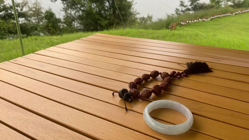 出门带上它(缅甸翡翠手镯),为旅行增加一份色彩的,