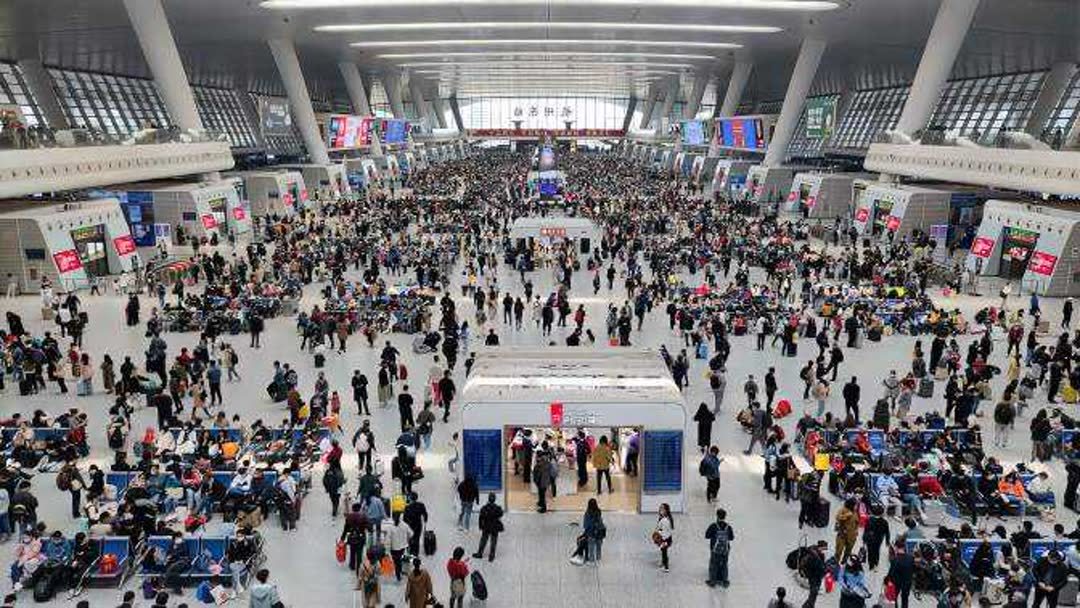 直击清明小长假返程高峰现场,杭州火车东站已是"人从众"