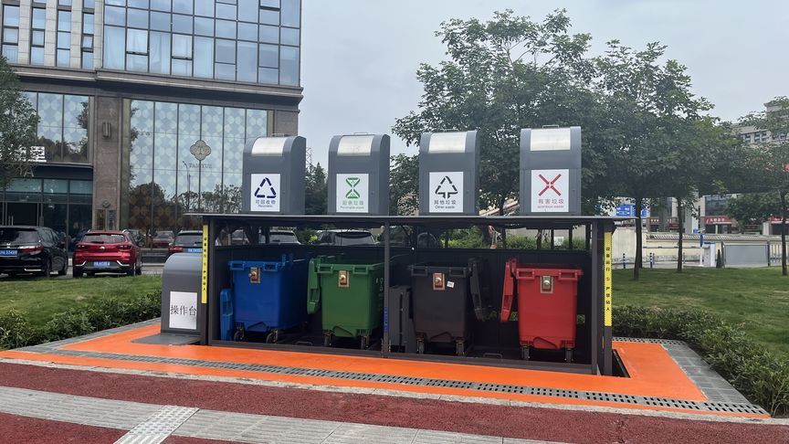 一键“入地” 这里的垃圾箱坐上了“升降机”