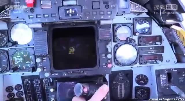 一架战斗机的所有飞行动作,就靠这一根小小的操纵杆来控制!
