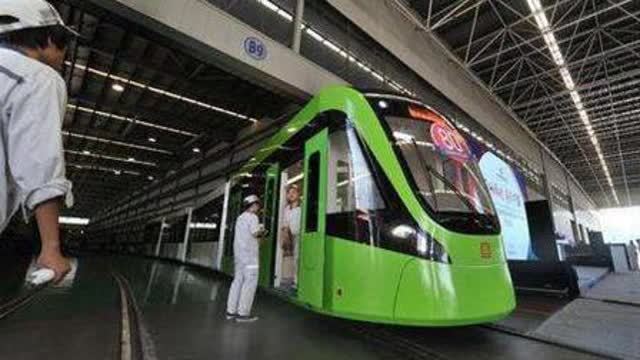 我国首创“无轨”列车,大马路上就能跑,网友:这会高铁又出名了