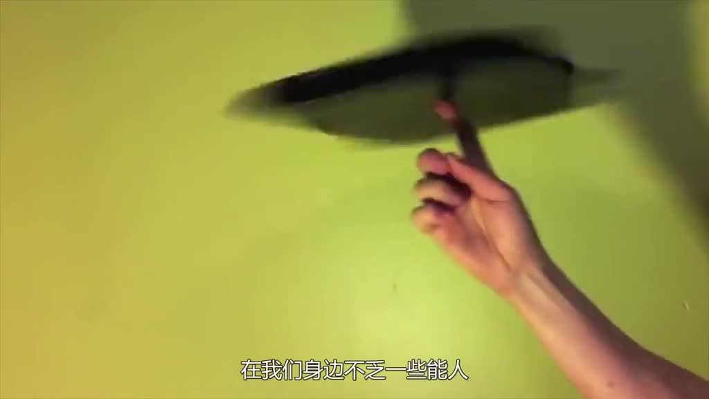 学习多长时间的转书,才能让书在手指上旋转30秒?国外小伙亲测!