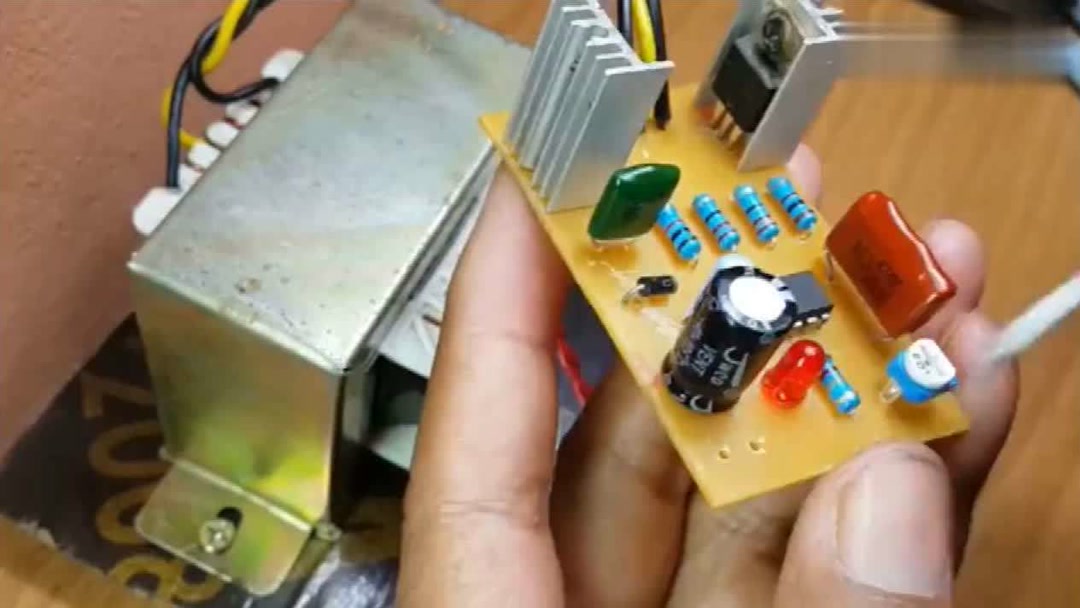 如何利用5A变压器制作台微型逆变器使直流12V升到交流230