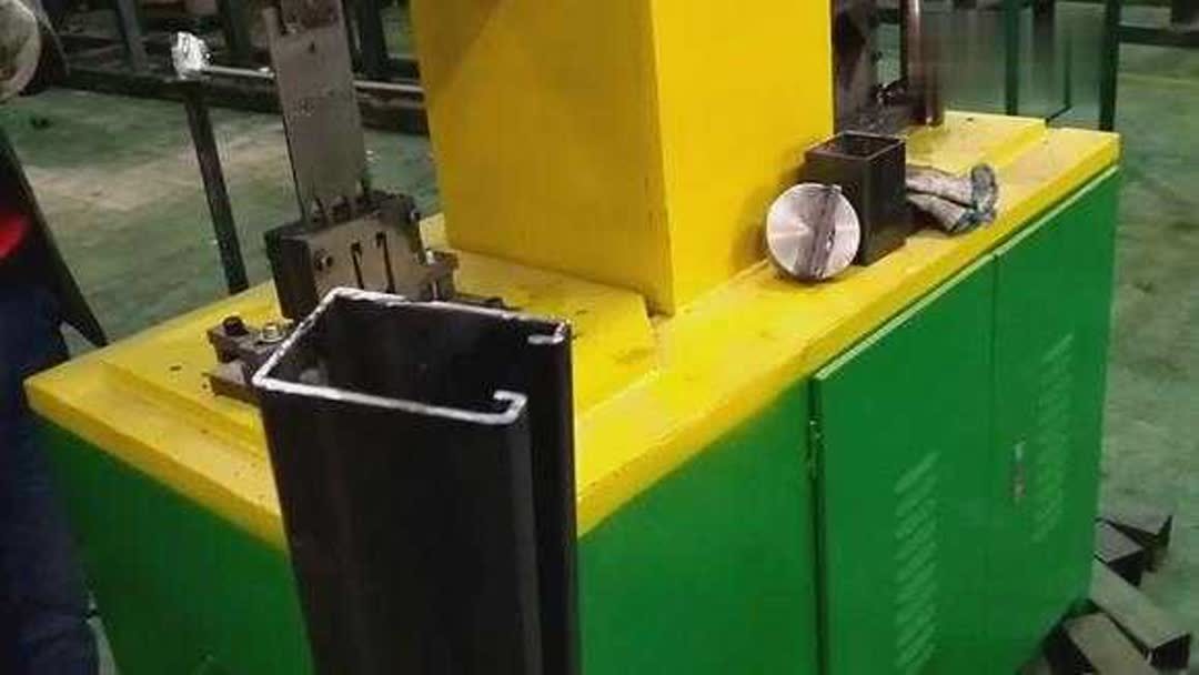 方管切断机只是简单拆换模具,用于C型钢冲断效率也是没的说!