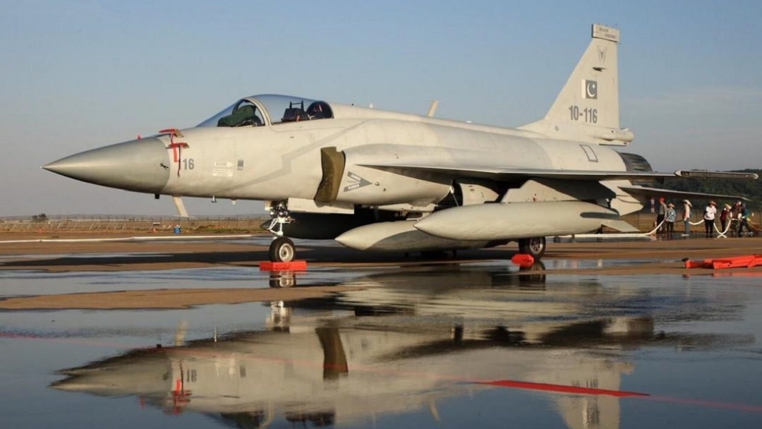 南海耀武扬威还不够?英国还对枭龙战机下狠手,中国这次绝不放过