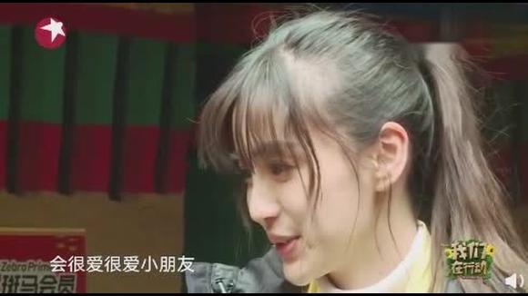 angelababy 晒小海绵视频,小海绵边吃面边喊舅舅“哥哥”