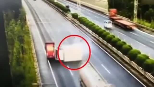 大货车高速爆胎失控 撞上小货车翻车滑行数米