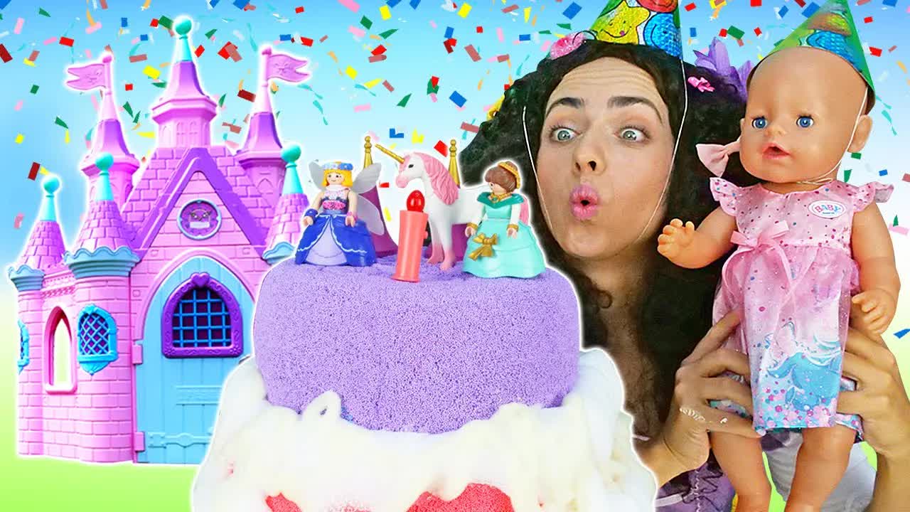 安娜贝尔娃娃和公主假装玩烹饪玩具食物的婴儿出生的娃娃。--