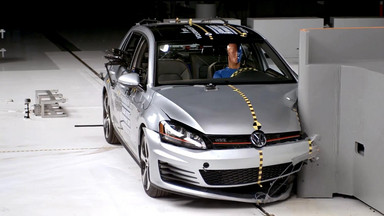 大家喜欢的大众高尔夫碰撞测试,不愧是小钢炮