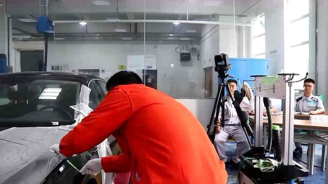 高职专业课程:汽修专业,汽车金属漆面漆的喷涂施工——尘点处理