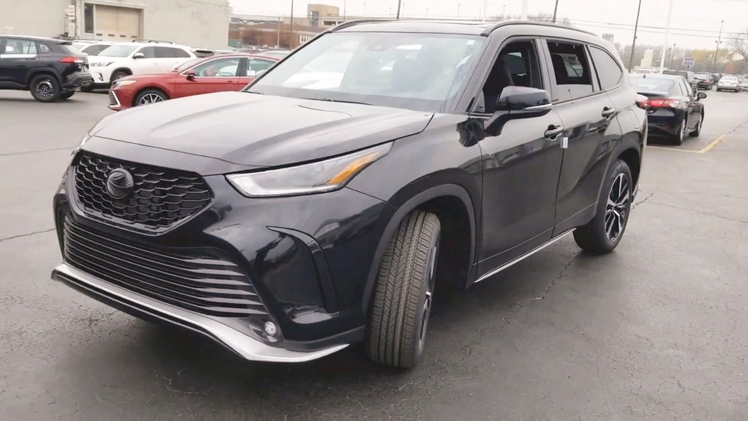 高清实拍2022款丰田皇冠陆放,比汉兰达贵值得吗?近距离感受一下