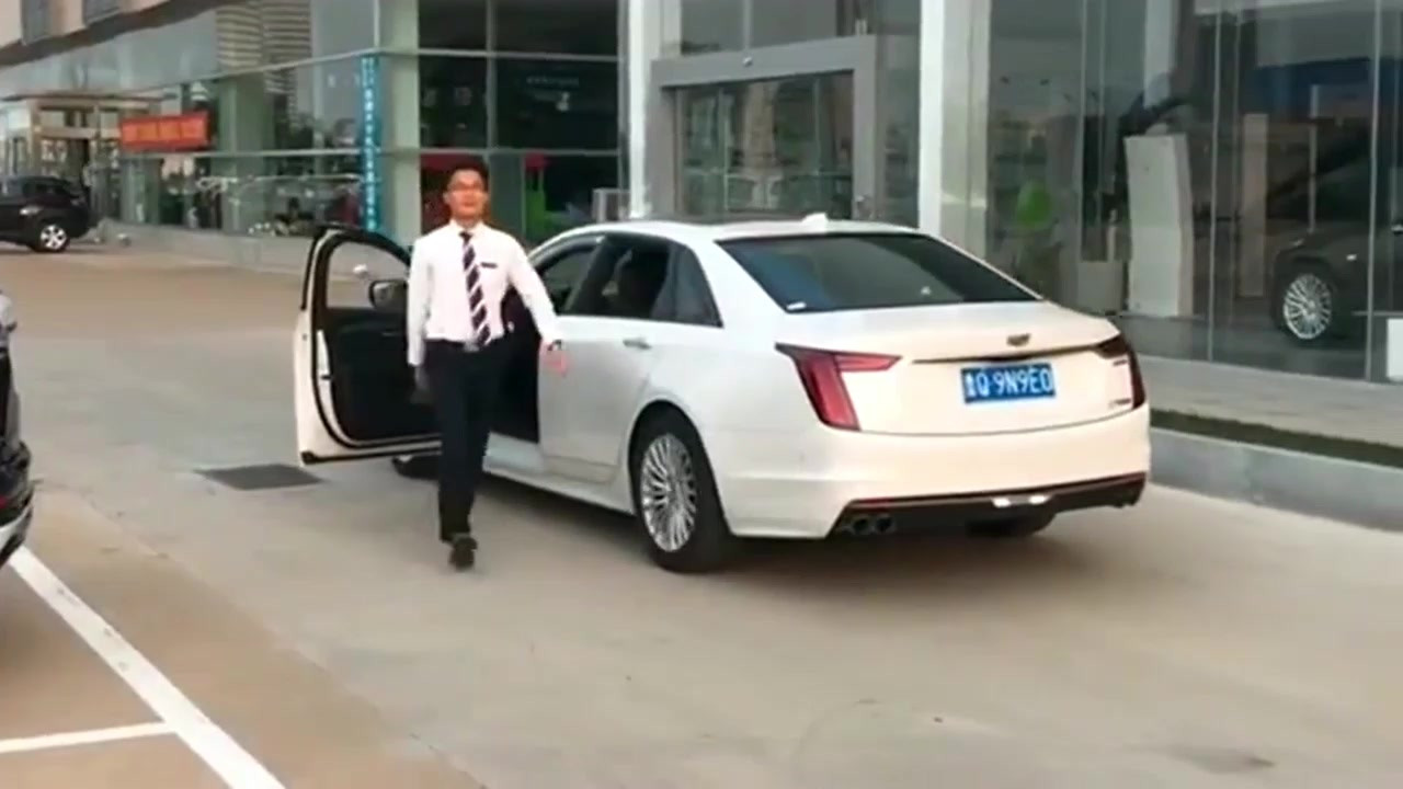 凯迪拉克自动刹车功能,看起来非常的实用!