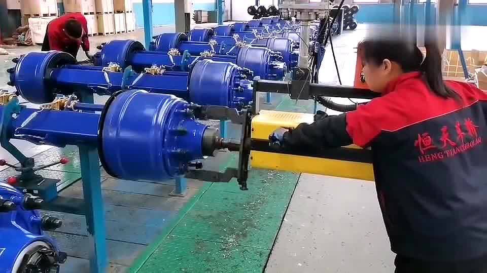 现在的汽车配件厂也太先进了,女工人都可以轻松操作