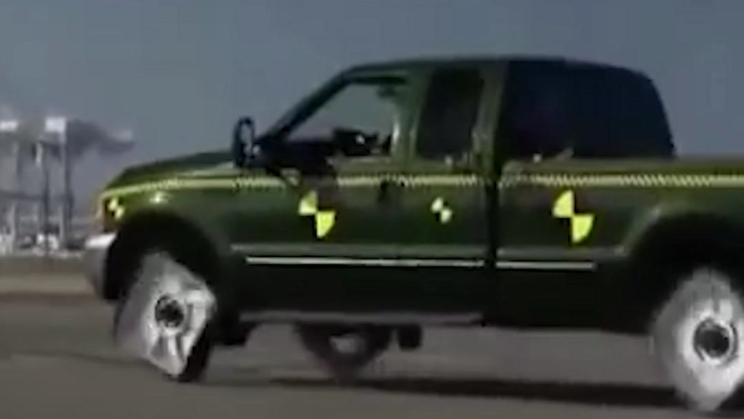 方形车轮的汽车见过吗?老外亲自试驾,终于知道车轮为什么是圆形