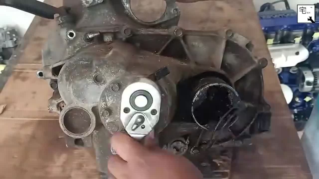 报废的手动变速箱,经过牛人拆解清洗翻新,成品跟新的一样!
