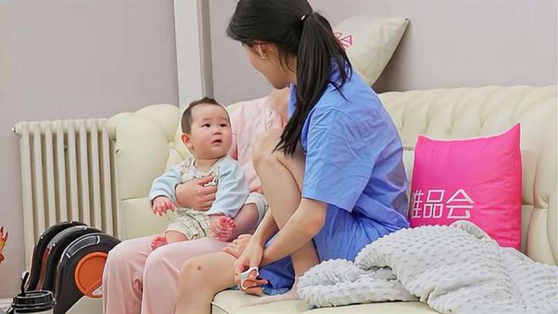 张碧晨哄娃超耐心,又是唱歌又是摇摆,看来她真的爱孩子!丨闺女