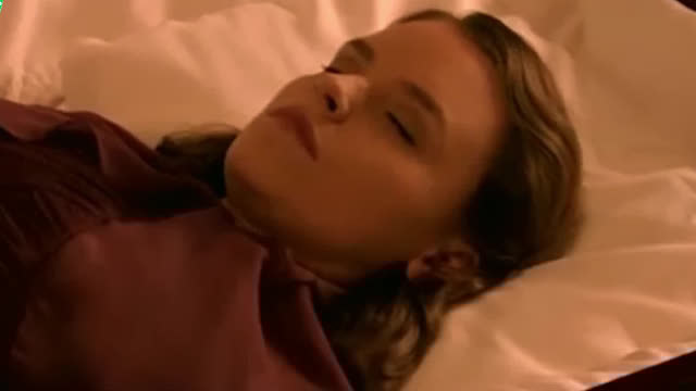 入殓师忘给女尸剪脚指甲,法医用棉签一擦,竟找出了凶手!