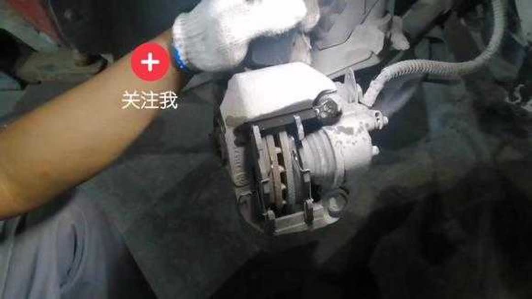 标志207更换刹车片最详细的套路,虽然反人类但是一条螺丝不用拆