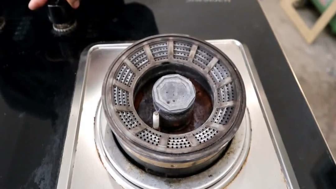 燃气灶更换打火电池太麻烦,充电器线巧妙解决,安全又方便!