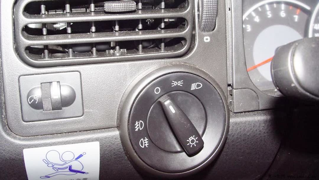 资深教练指导学员科目三灯光操作,新手学员看完就学会,简单易懂