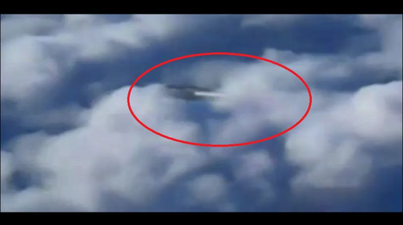 眼花了?飞机上偶然拍到的藏在层里的巨型不明飞行物UFO