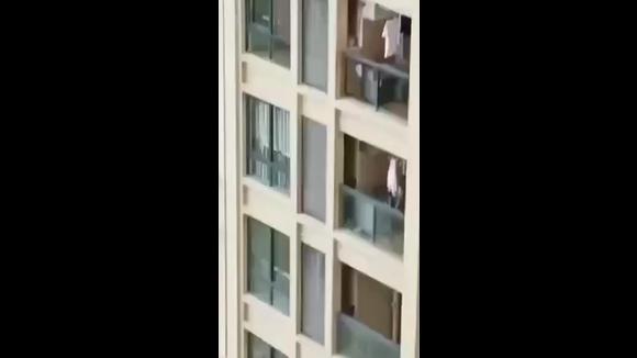 温州发生女酒鬼喝多了 掉到20楼的雨搭上了